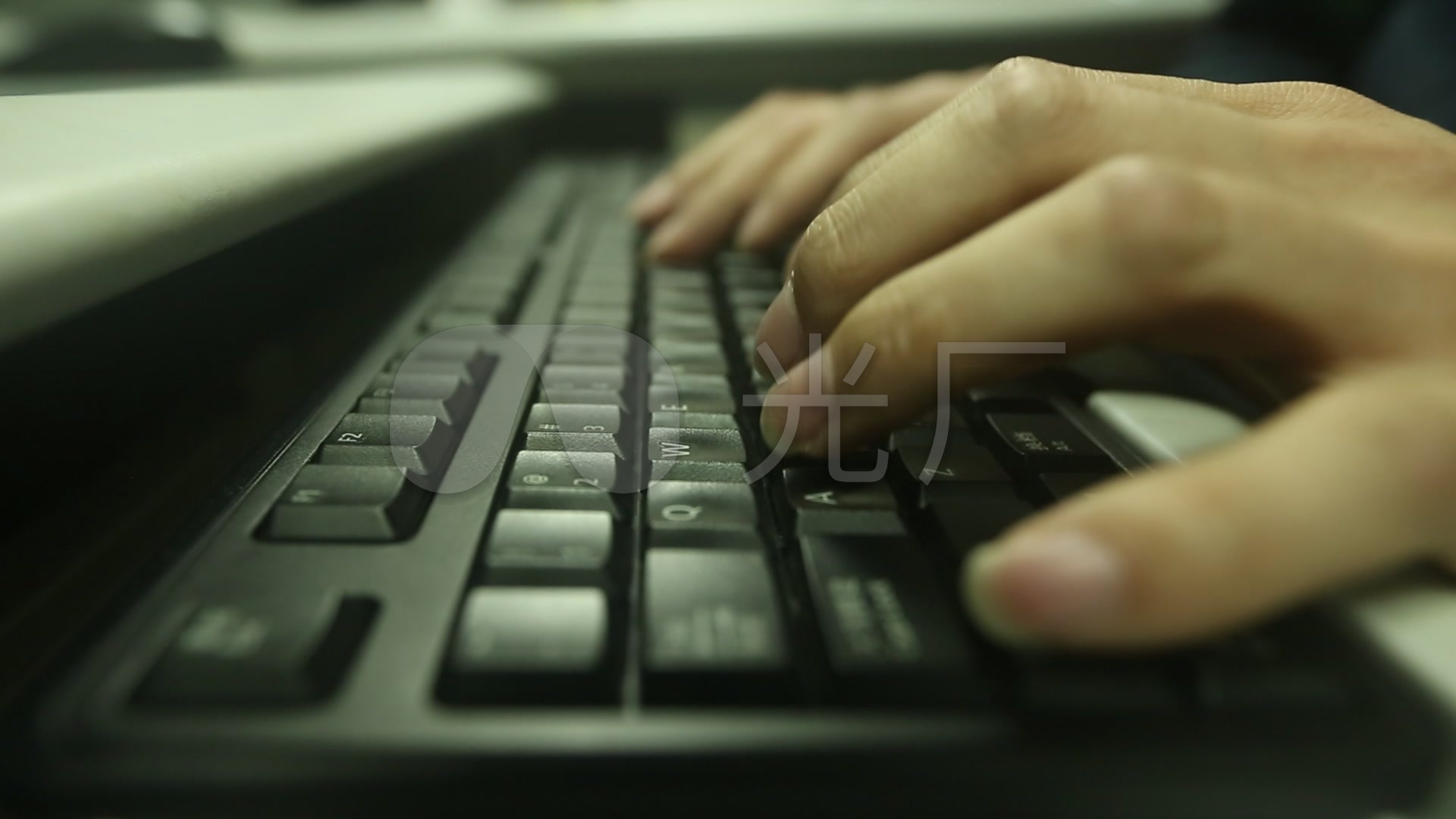 拼命敲键盘键盘敲得特别重的人为什么有人使劲敲键盘大山谷图库 