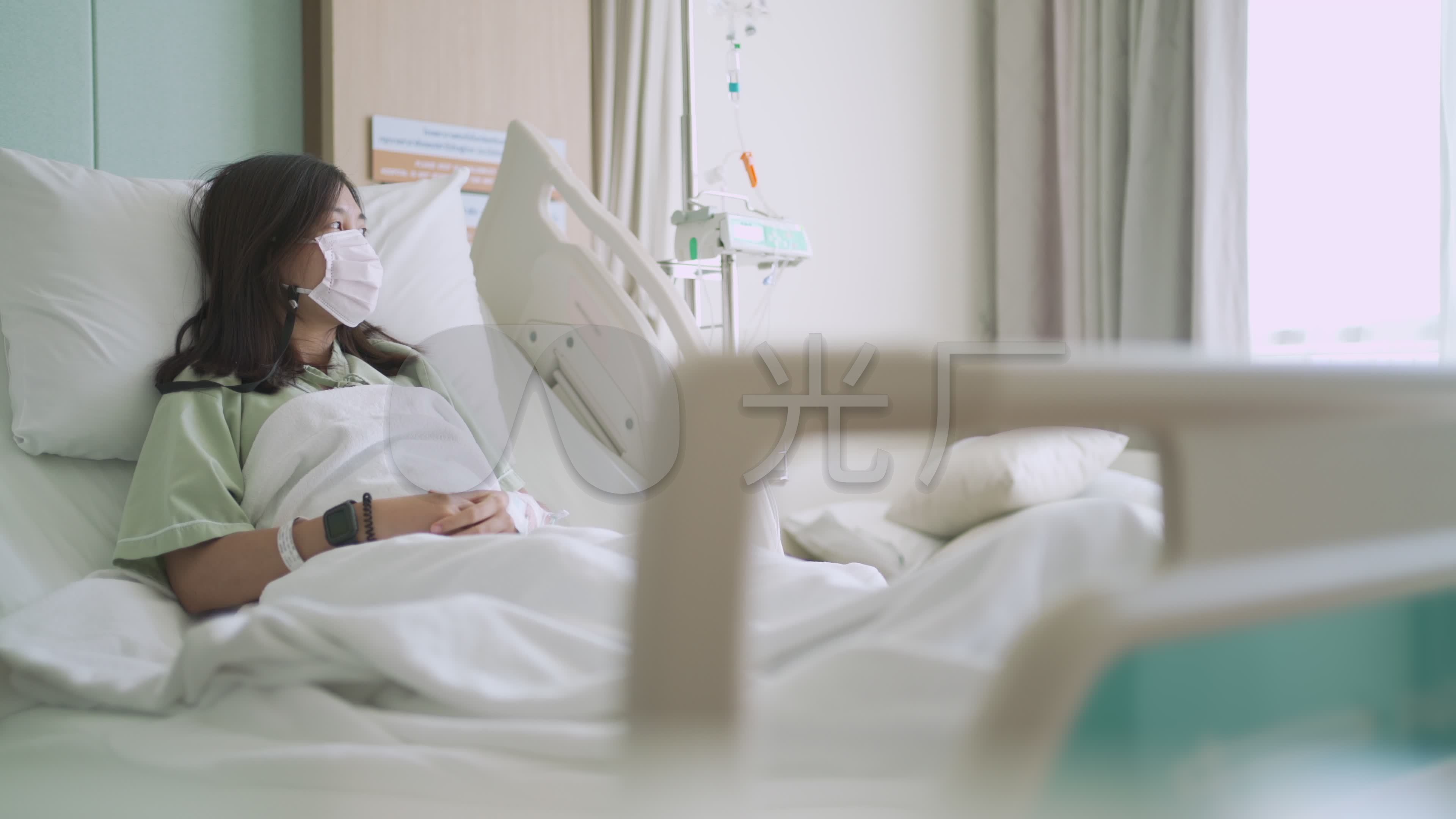 女性患者躺在床上望向窗外白色床单病床点滴3840x2160高清视频素材下载编号7471774实拍视频光厂vj师网