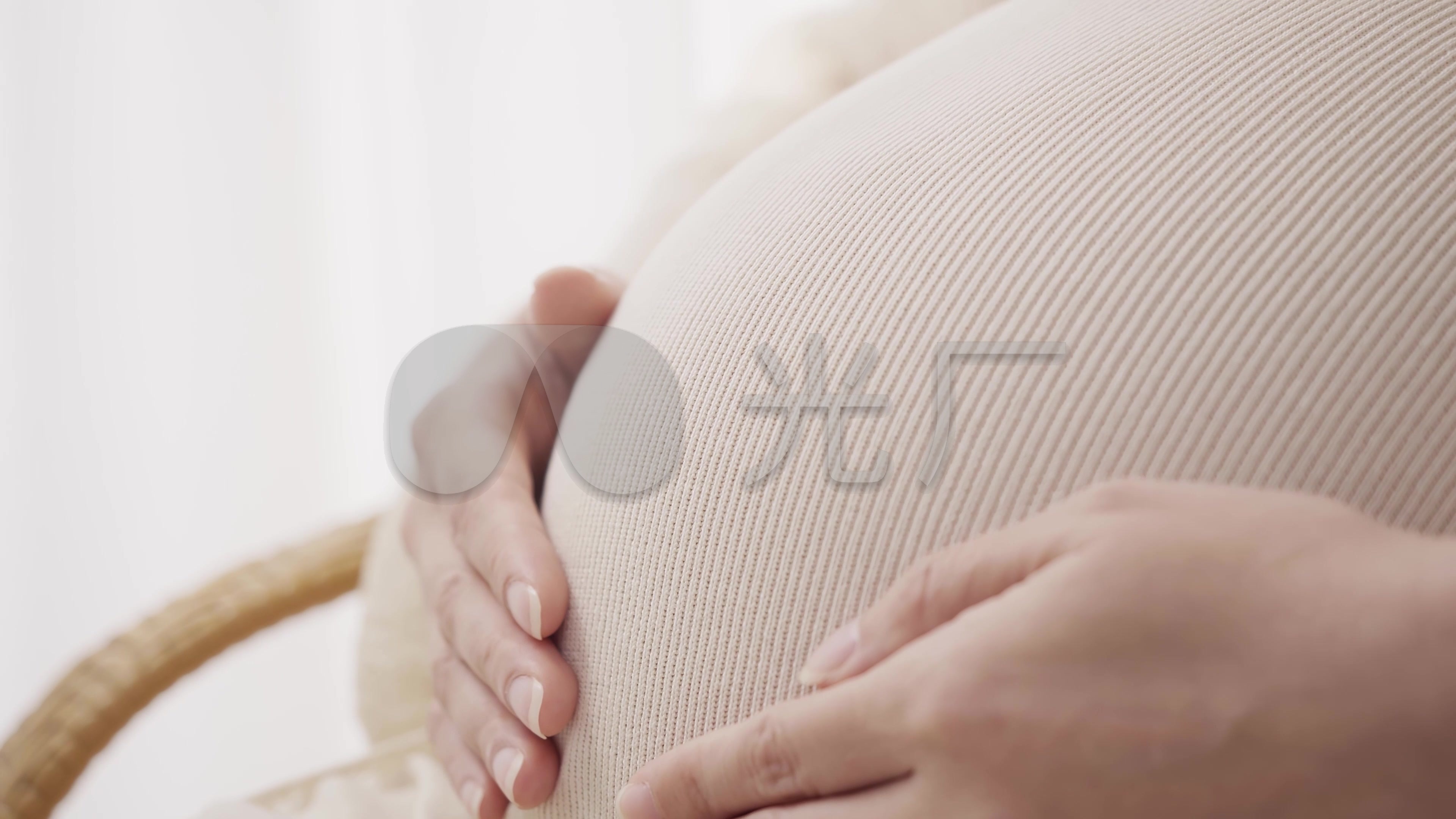 孕妇温柔的抚摸肚子母亲母亲节3840x2160高清视频素材下载编号8071904实拍视频光厂vj师网
