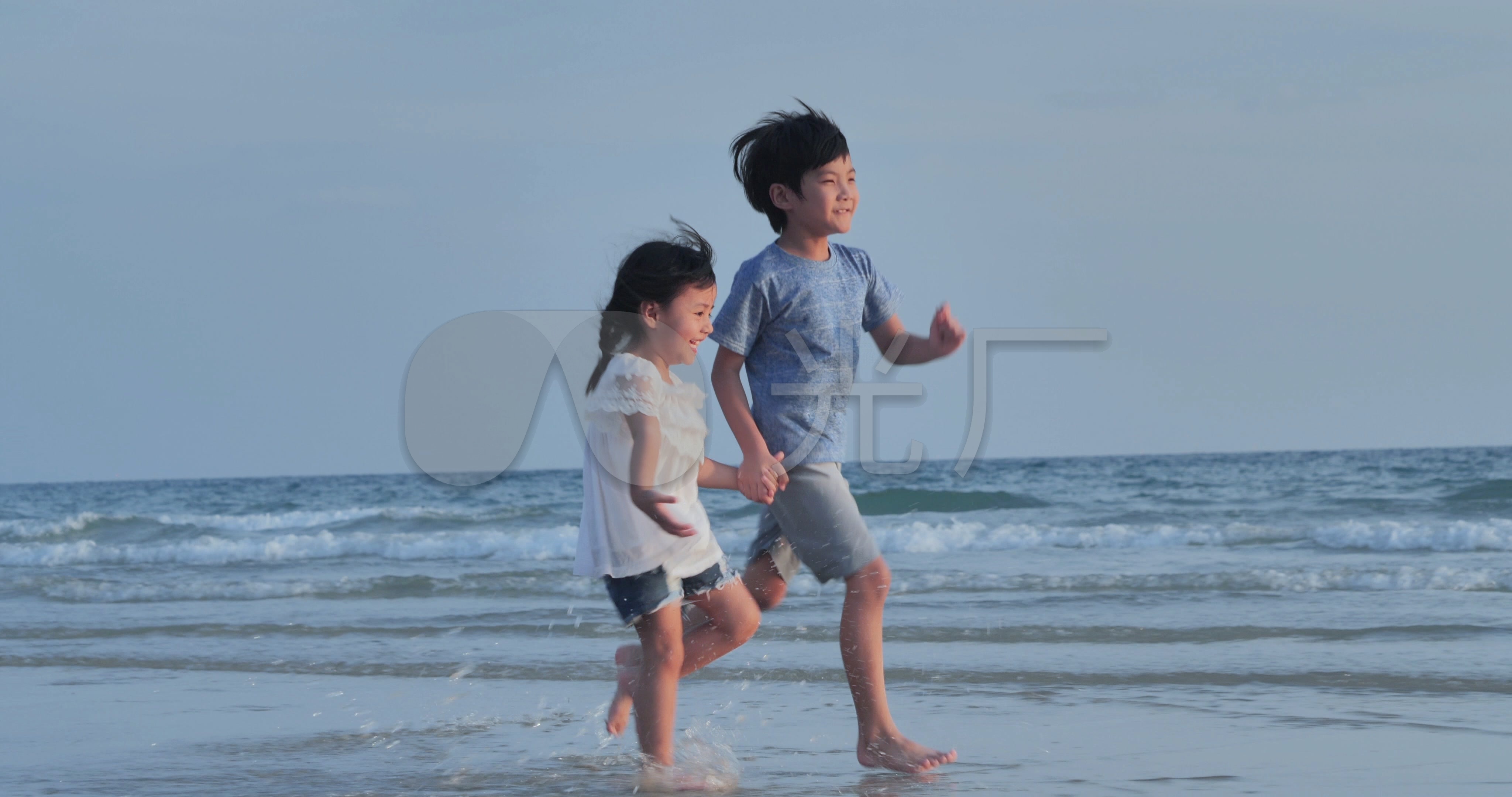 幸福两个4 8岁的亚洲男孩和女孩手牵着手，在沙滩上沿着海边嬉戏。热带夏季假期，活跃的儿童户外活动。帮4096x2160高清视频素材下载