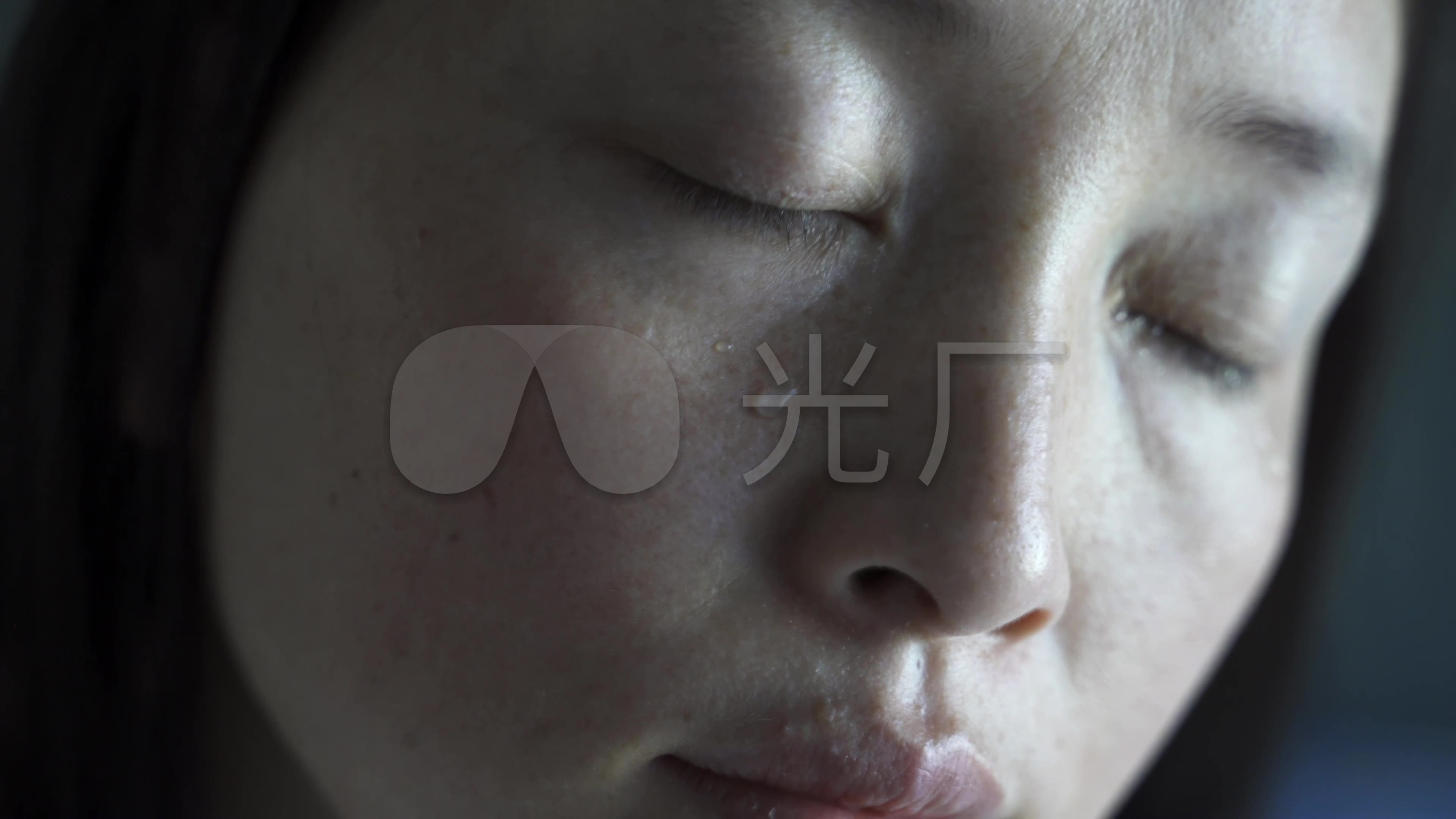 女人流泪特写眼睛流泪眼泪滑落的瞬间哭泣痛3840x2160高清视频素材下载编号9127303实拍视频光厂vj师网