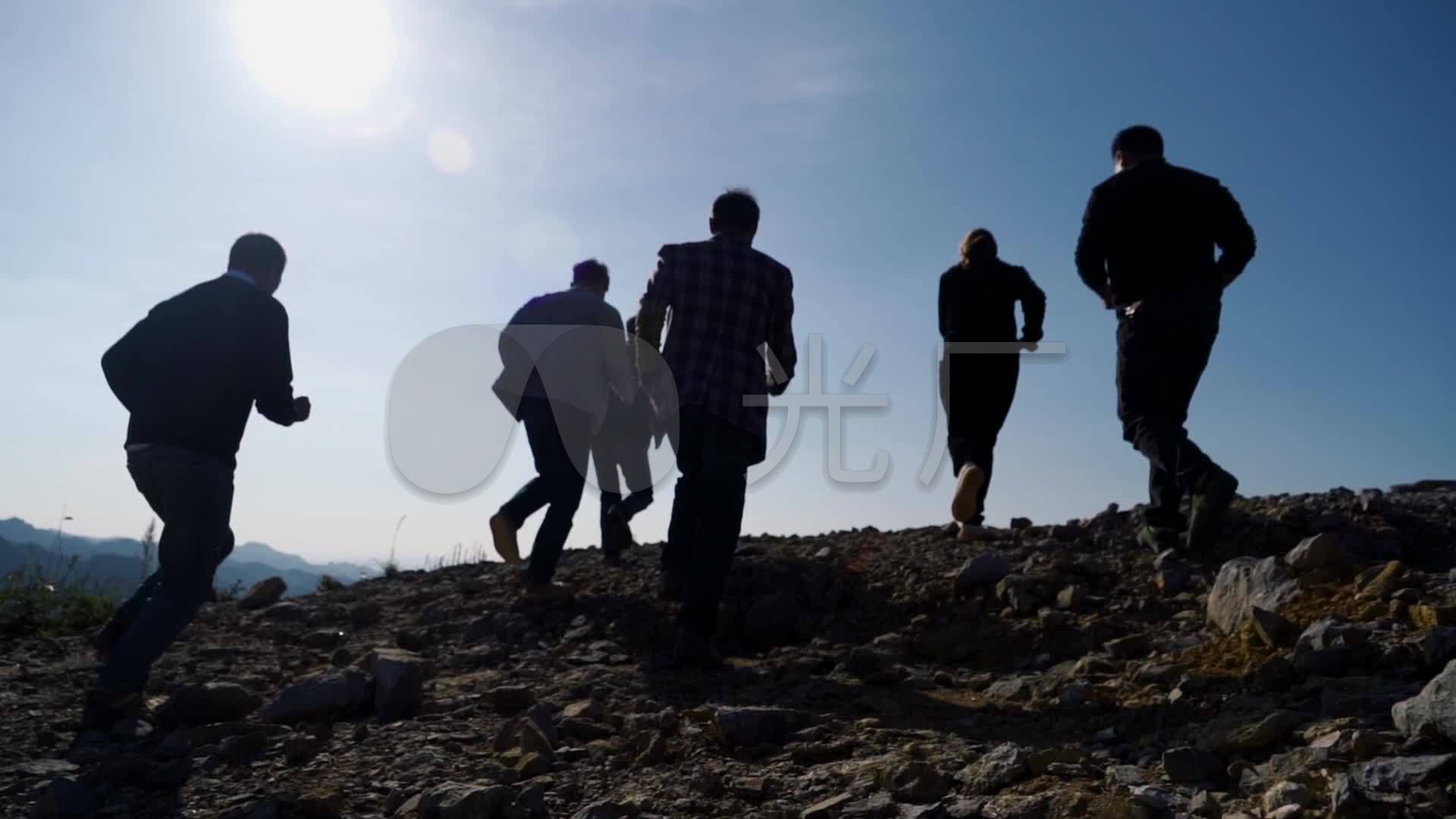 一群人山顶奔跑青春阳光少年追逐梦想登山1920x1080高清视频素材下载编号9536187实拍视频光厂vj师网