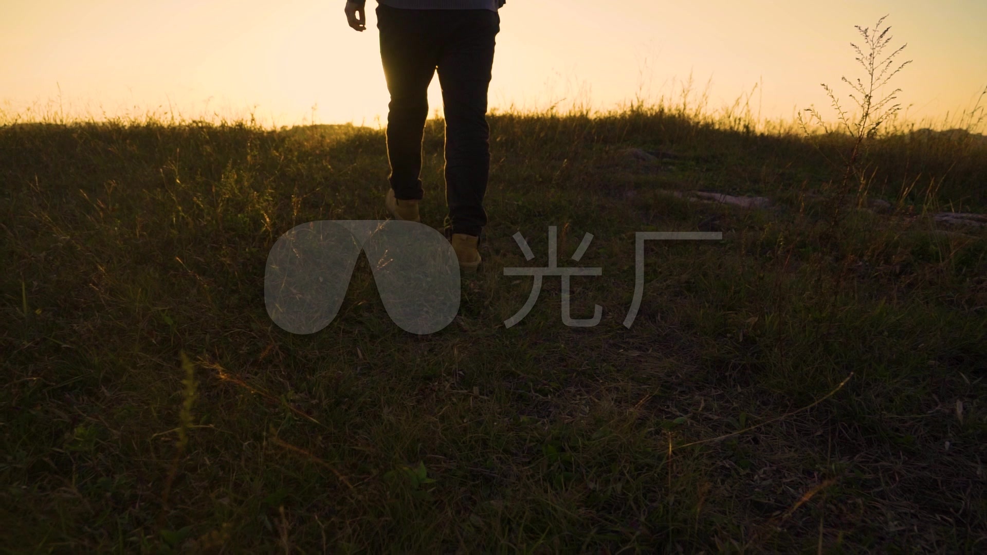旅行者山顶逆光行走成功登顶走路背影脚步1920x1080高清视频素材下载编号9549229实拍视频光厂vj师网
