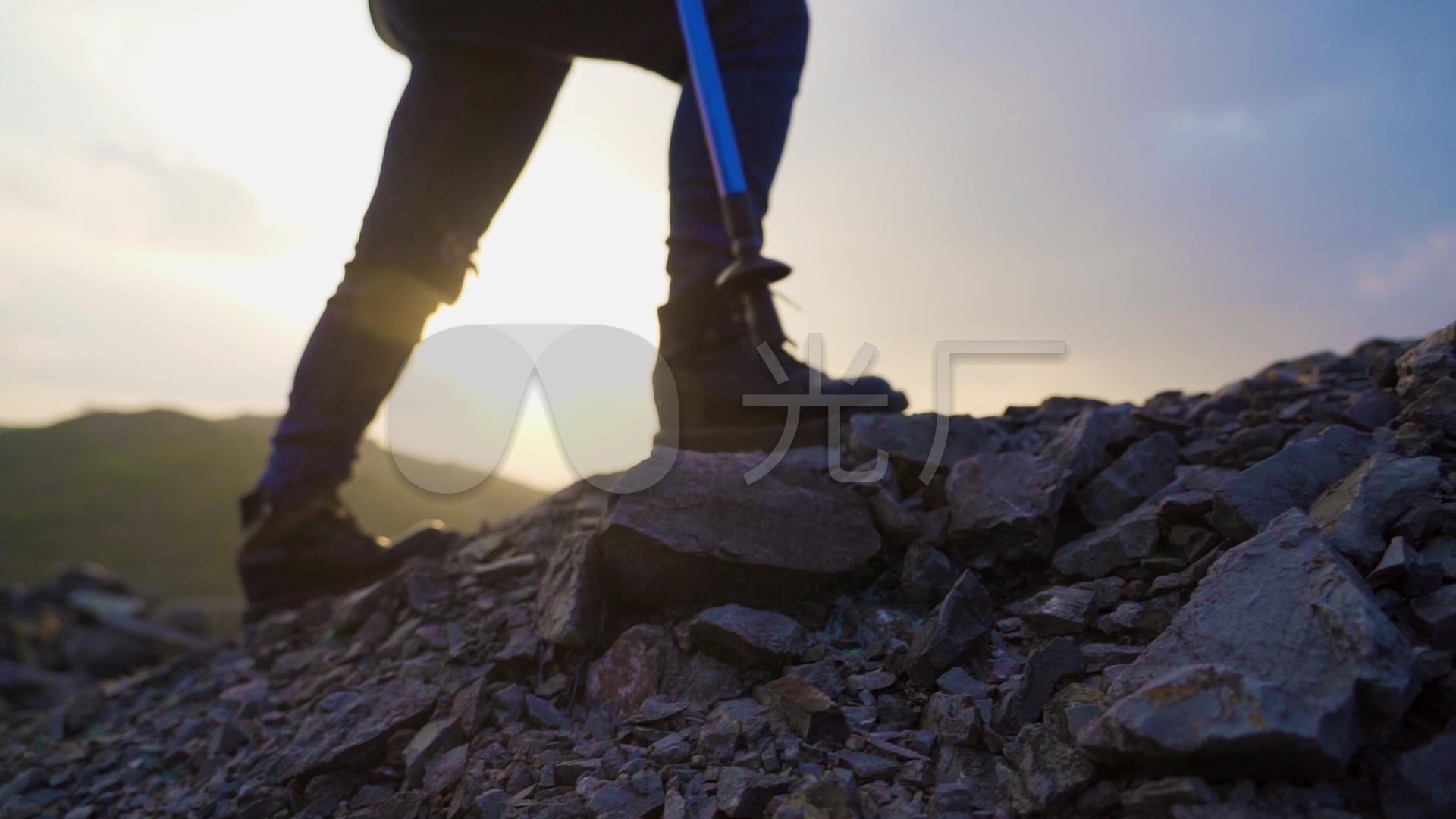 女生登山脚步特写逆光行走爬上山顶攀登顶峰1920x1080高清视频素材下载编号9598056实拍视频光厂vj师网