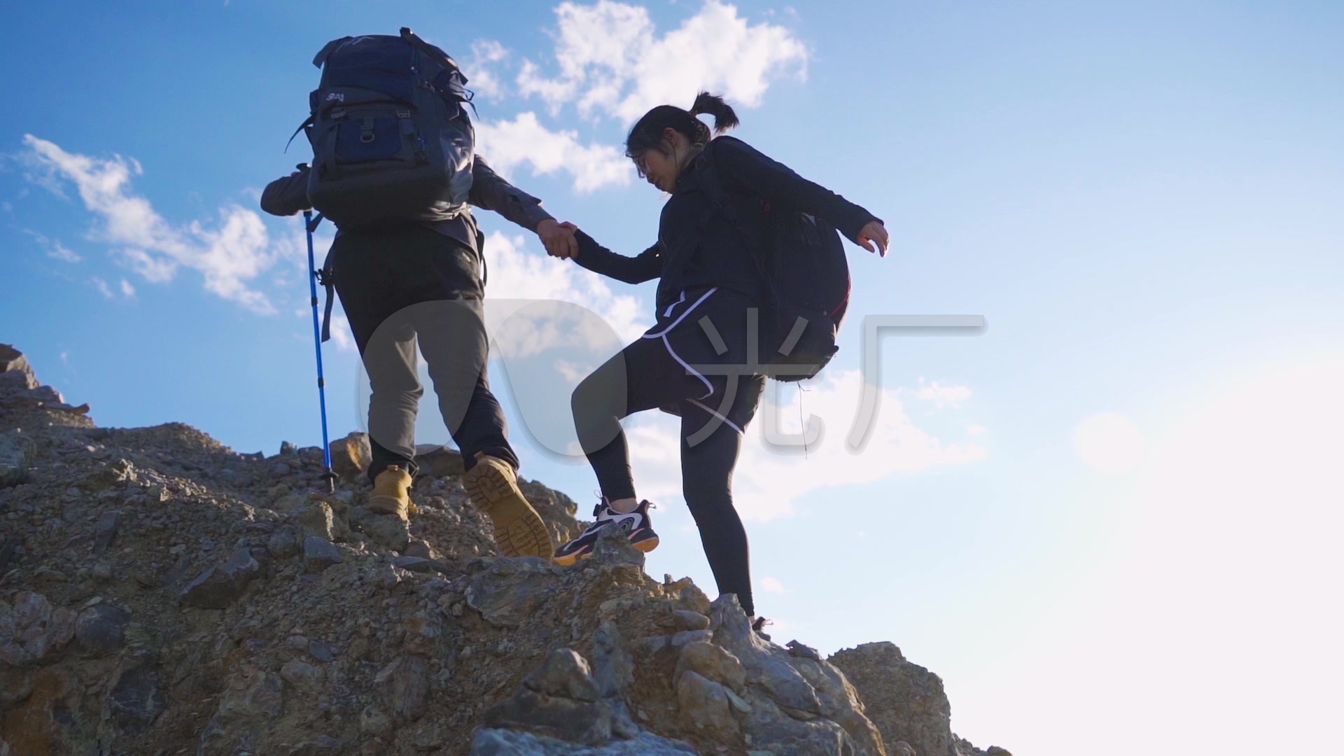 团队登山攀登顶峰成功登顶山顶欢呼举手庆祝1920x1080高清视频素材下载编号9843435实拍视频光厂vj师网