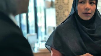 亚洲穆斯林商业团队在使用平板电脑的咖啡馆开会。商务人员会议伙伴关系。商务顾问在会议期间分析公司的财务_4096X2160_高清视频素材下载(编号:11694874)_全部_光厂(VJ师网 ...