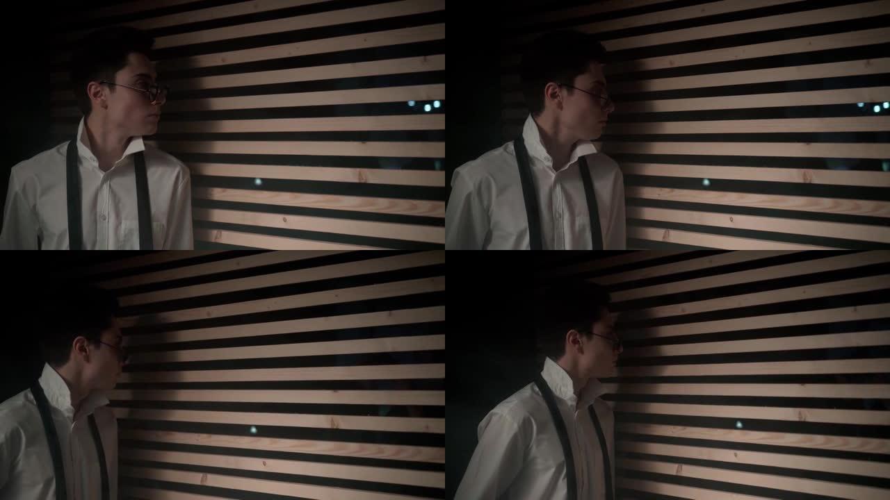 一个孤独的男人在昏暗的房间里。在阴郁的环境中冥想。一个商人透过百叶窗看向黑暗。为复古效果轻微的纹理。 视频素材下载 编号 16524678 光