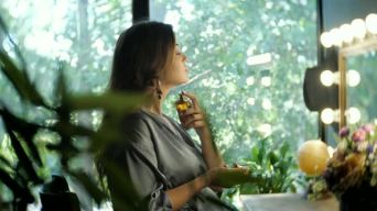 优雅的女人喷洒香水_3840X2160_高清视频素材下载(编号:13931288)_实拍视频_光厂(VJ师网) www.vjshi.com