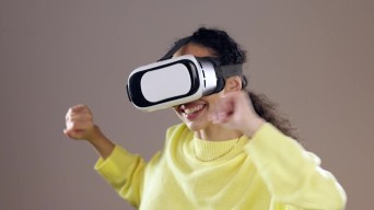 Vr，舞蹈和女人在三维虚拟世界的工作室孤立的多色背景。虚拟现实，科技和未来的快乐的人在幻想与迪斯科音_1920X1080_高清视频素材下载(编号:24848884)_全部_光厂(VJ师网 ...