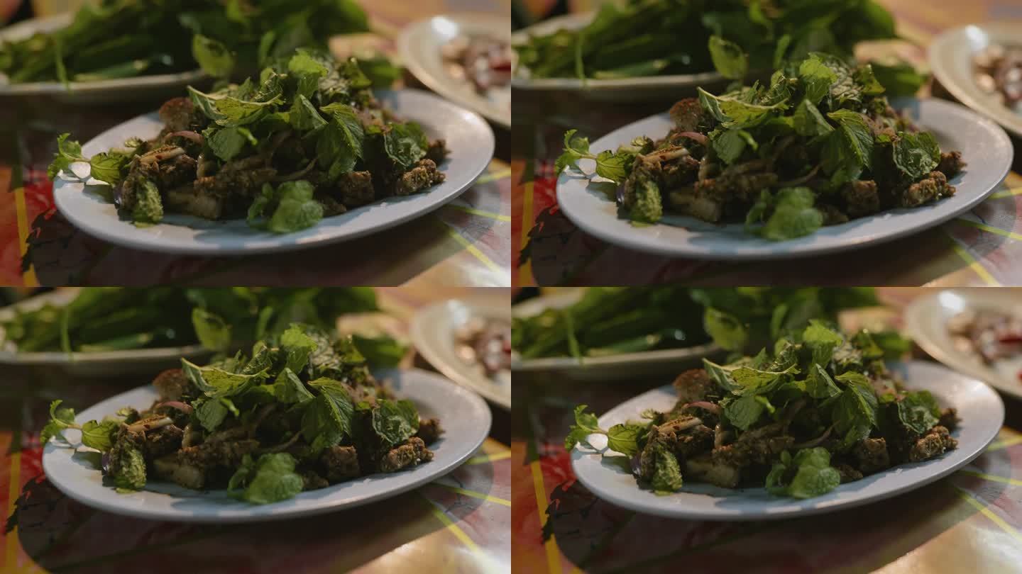 4k生牛肉辣沙拉特写。泰国菜叫Larb。烹饪牛肉。泰国街头小吃。_视频素材下载